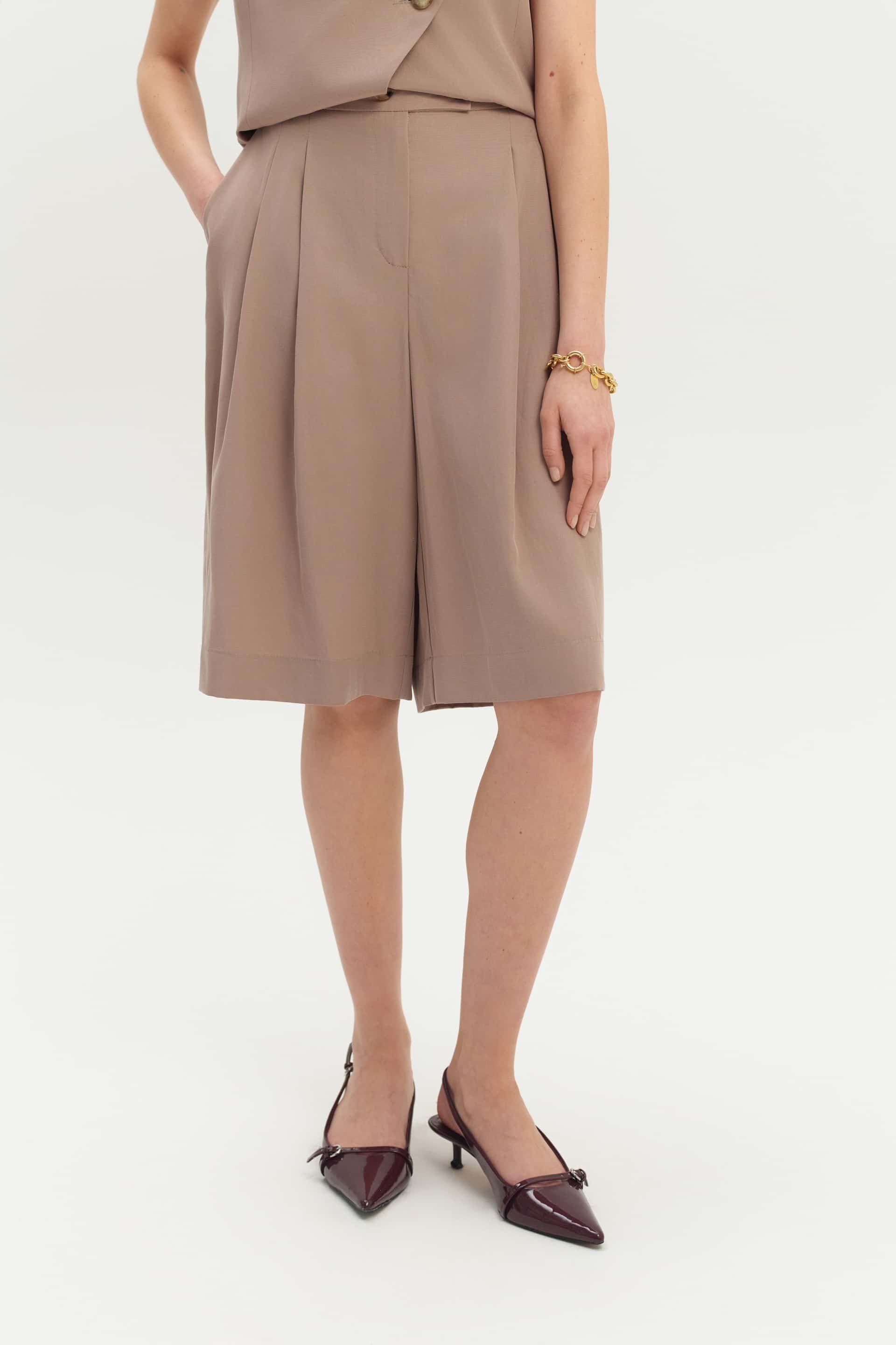 Beżowe Bermudy Damskie do Kolan. LIGI SAND | Sklep Naree