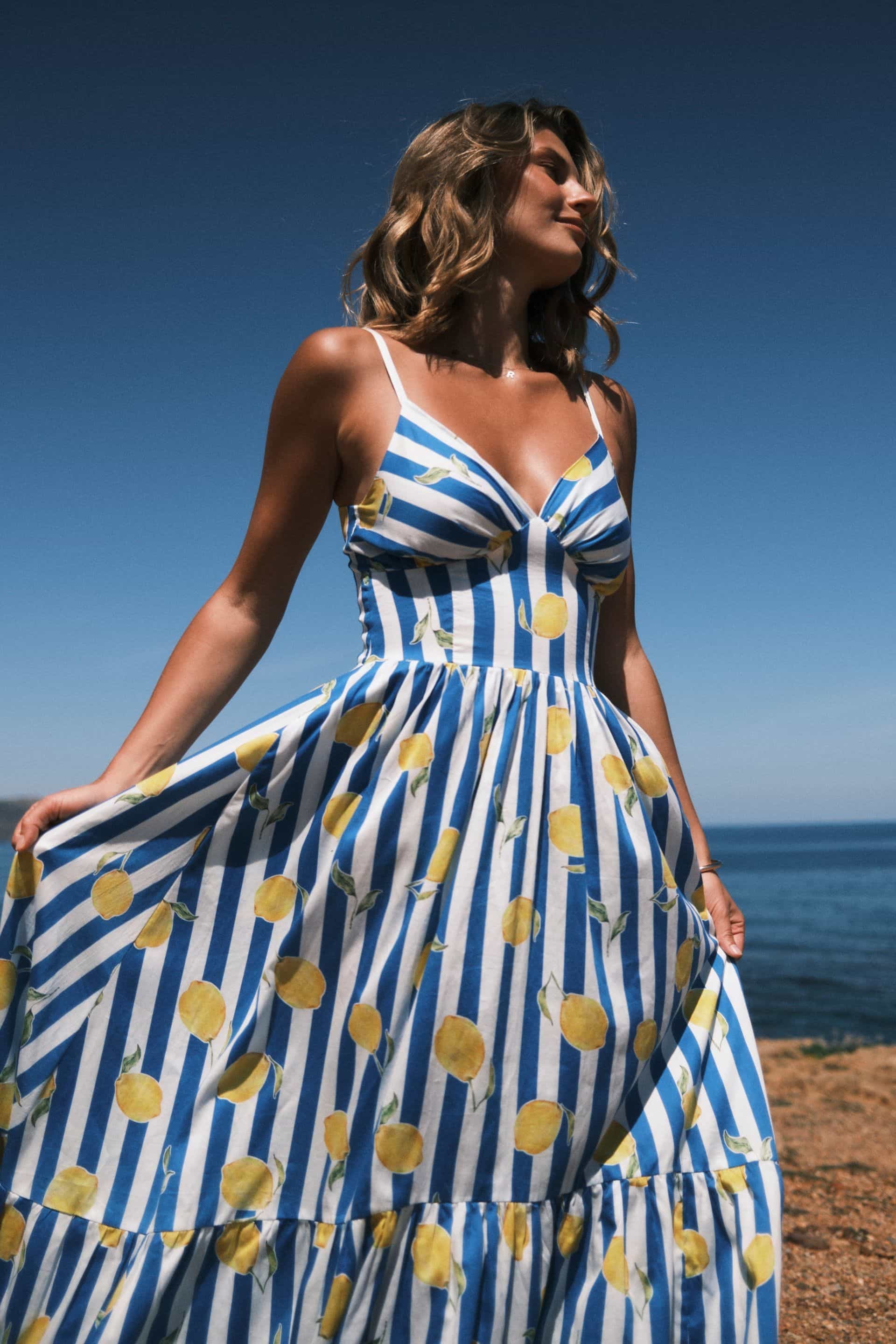 Sukienka maxi w paski z nadrukiem MONROE LEMON STRIPES | sklep NAREE